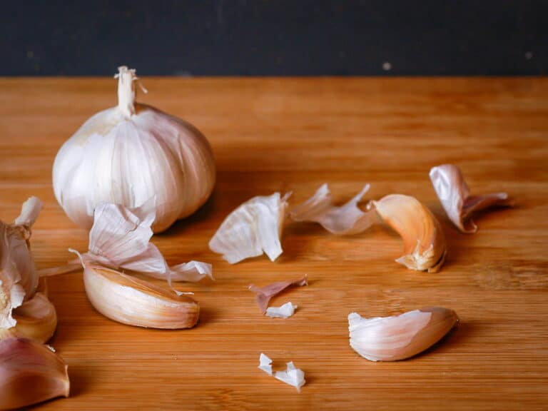 How to Slice Garlic - In the Kitch