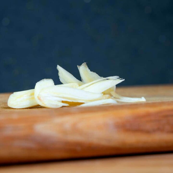 How to Slice Garlic - In the Kitch
