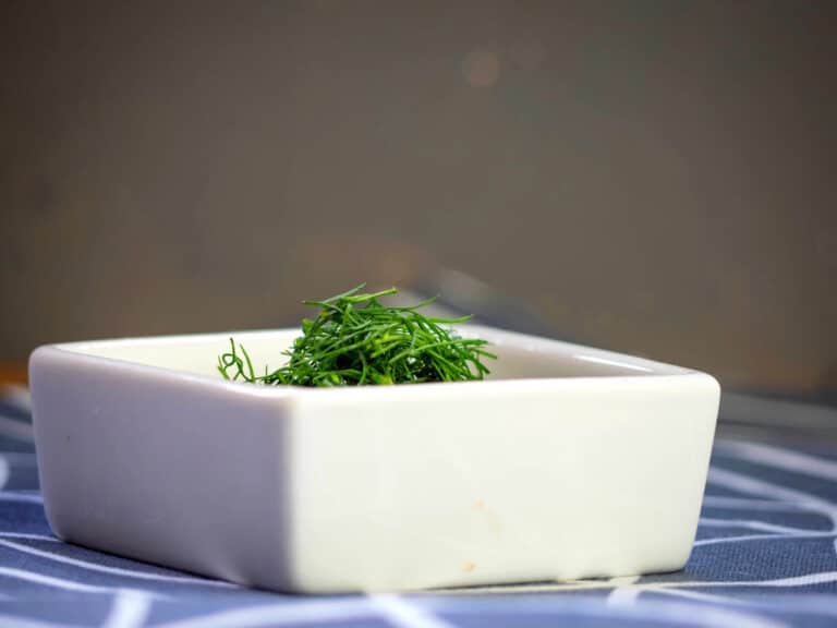 How to Chop Dill - In the Kitch