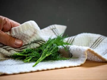How to Chop Dill - In the Kitch