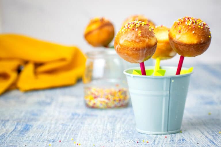 How to Make Cake Pops with Cake Mix - In the Kitch