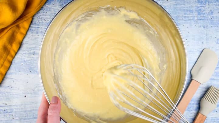 How to Make Cake Pops with Cake Mix - In the Kitch