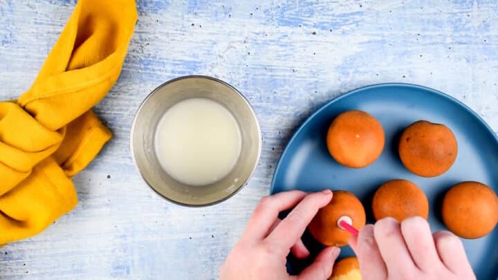 How to Make Cake Pops with Cake Mix - In the Kitch